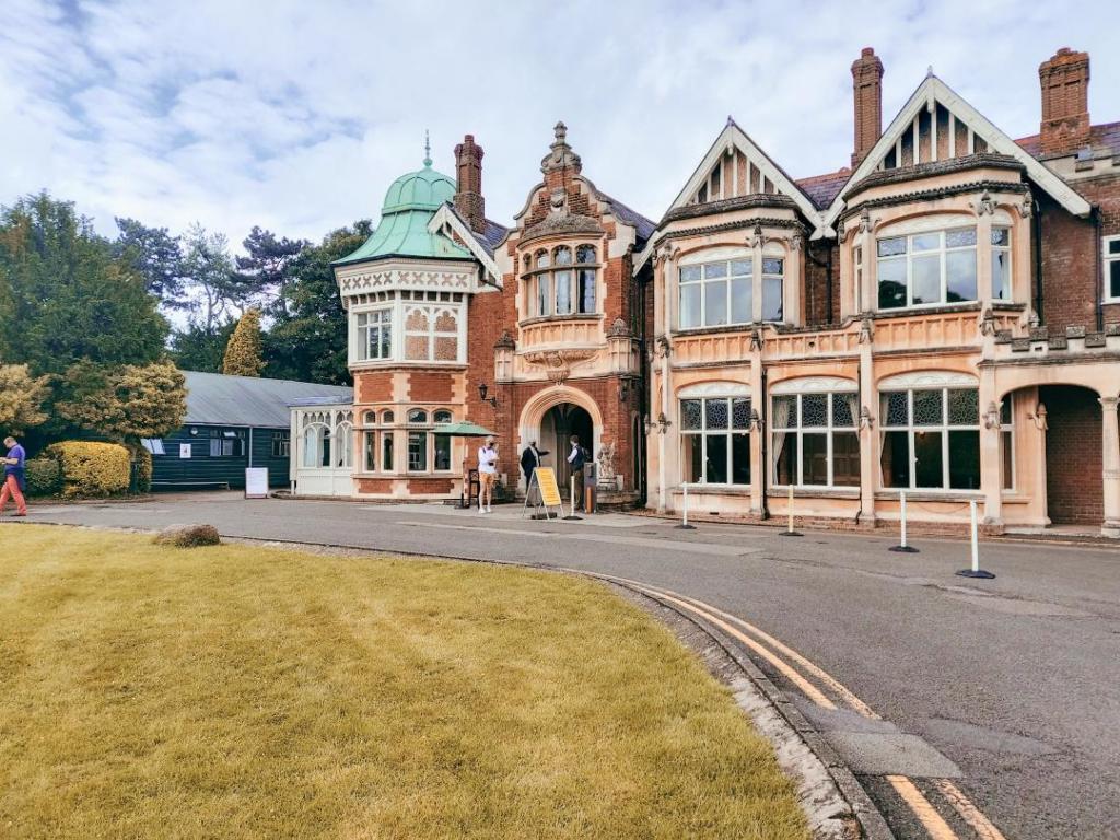 Visiting the WW2 Codebreakers at Bletchley Park – Travelling Han