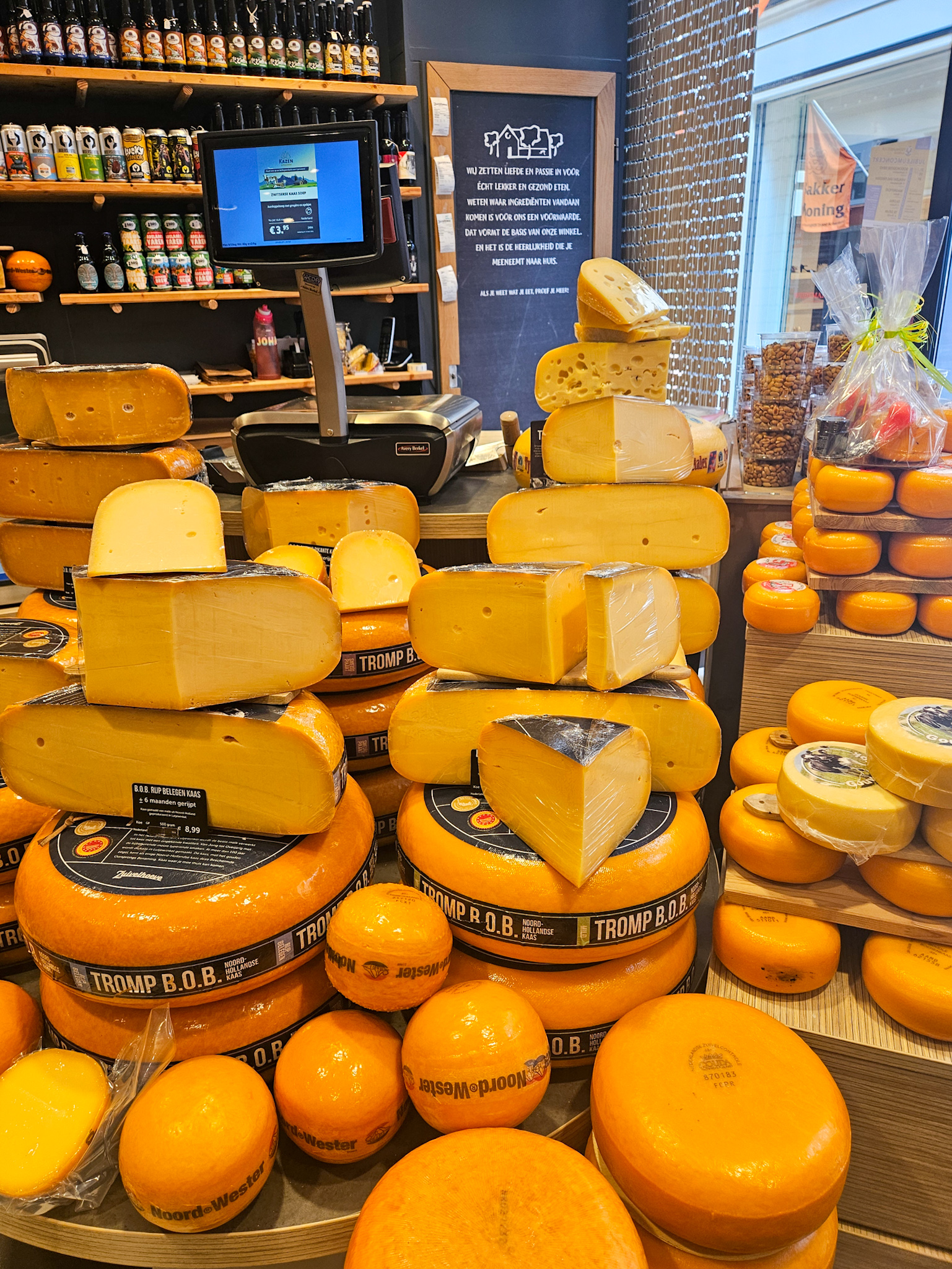 Alkmaar: A guide to visiting the world’s biggest cheese market ...